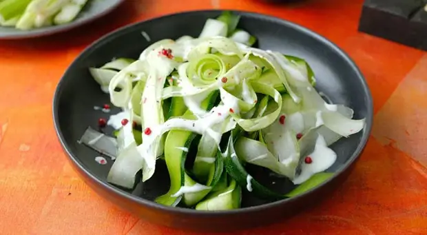 salad cần tây với bí ngòi