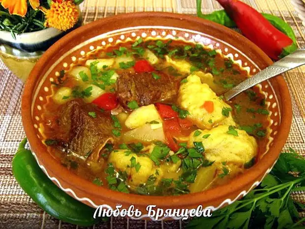 Soupe de goulasch hongroise de Lyubov Polishchuk