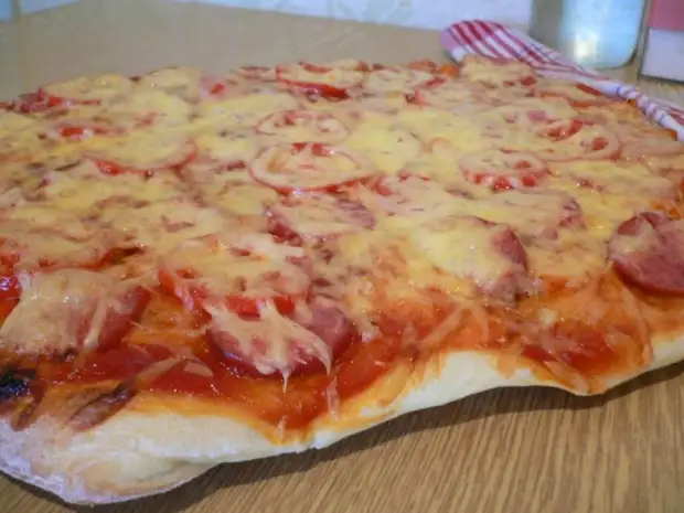 Vynikající těsto na pizzu (oblíbený italský recept) + tuny polevy!