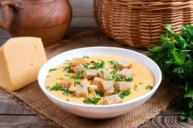 sopa cremosa de queijo com croutons de alho