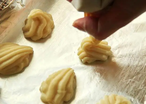 Custard profiteroles