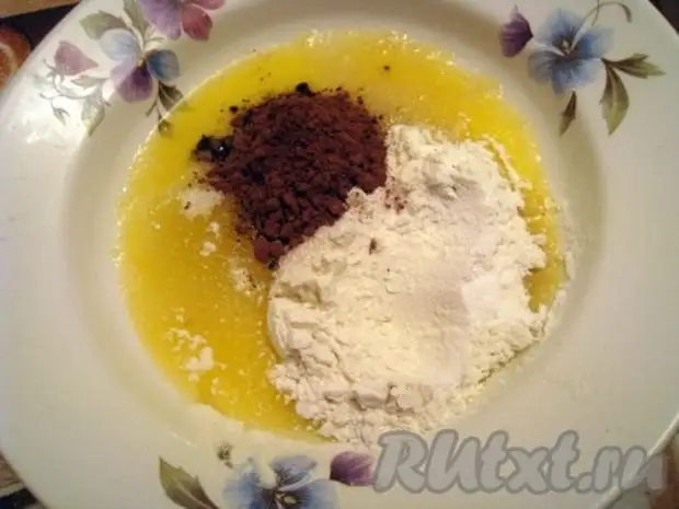 Za pripremu Streisela pomiješajte otopljeni margarin, brašno, šećer i kakao.