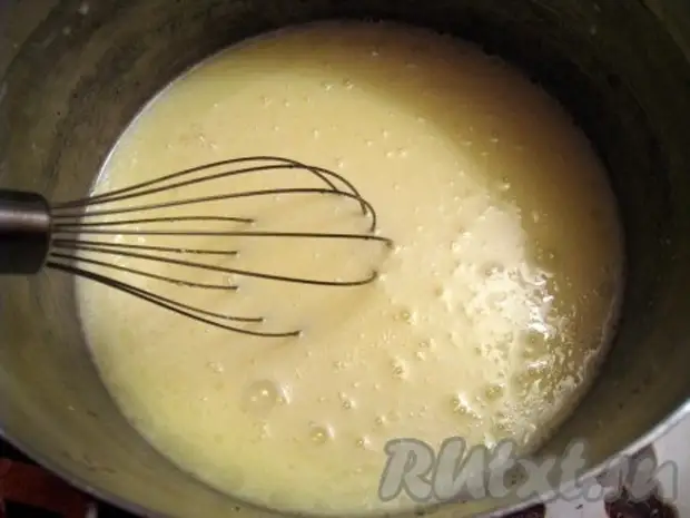 Za pripremu kefirnog testa za tortu umutite jaja sa šećerom.