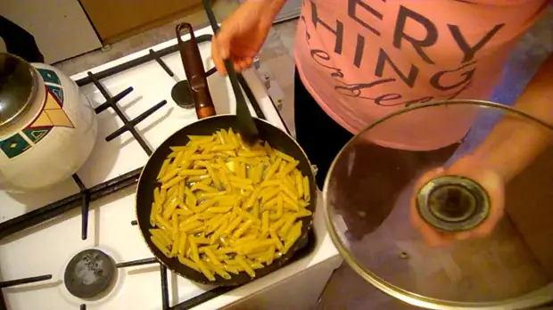 Kook spaghetti of pasta in een koekenpan. \ Foto: youtube.com.