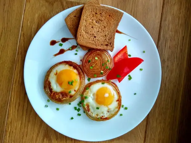 Ouă omletă în rondele de ceapă. \ Fotografie: google.com.ua.