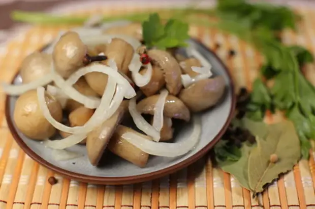 Ingelegde champignons binne fluch en lekker - kooktiid is mar 17 minuten!