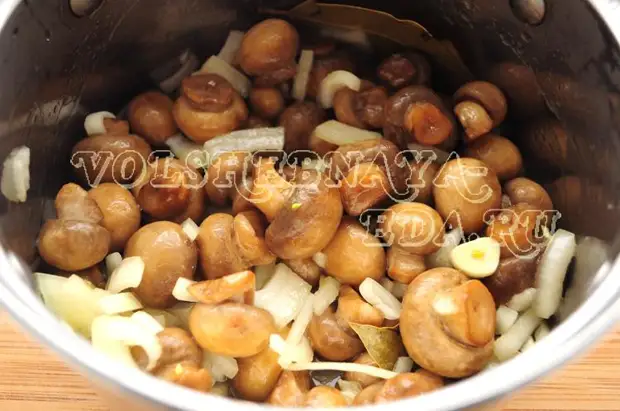 Ingemaakte champignons zijn snel en smakelijk - de kooktijd is slechts 17 minuten!