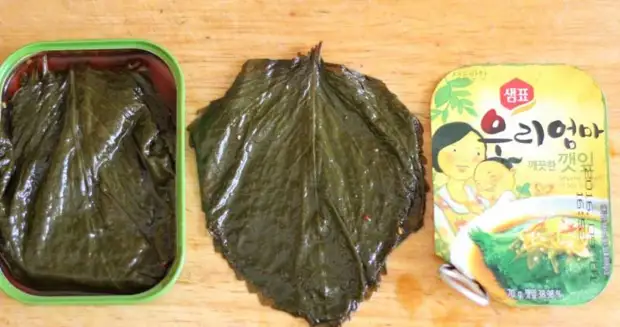 Masakan Sakhalin: salad dengan salmon asap dan daun wijen