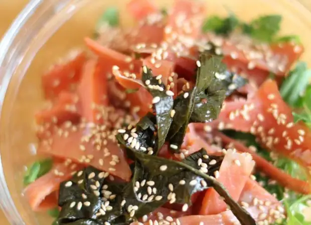 Sakhalin-keuken: salade met gerookte zalm en sesamblaadjes