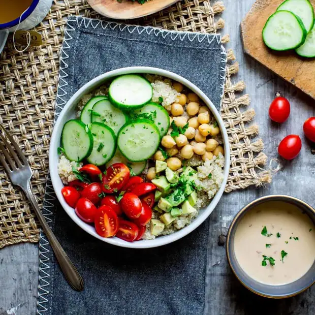 Quinoa s cizrnou a zeleninou