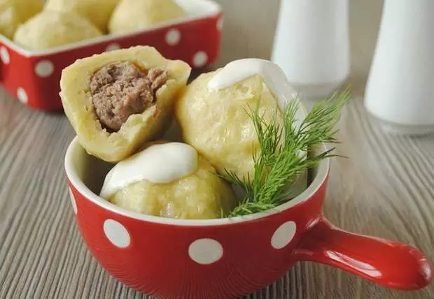 Mbatata dumplings ndi nyama - mbale ankakonda ku Germany