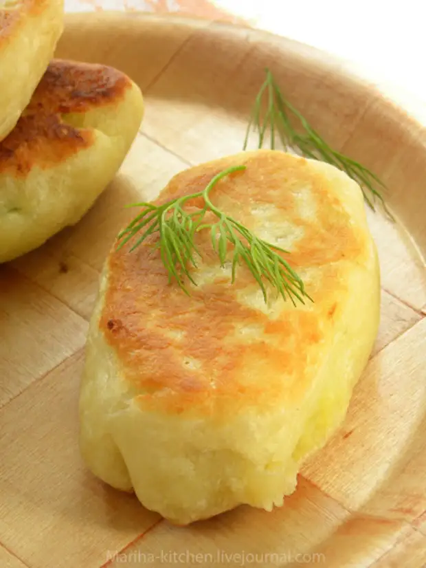 Empanades amb patates, ceba i parmesà