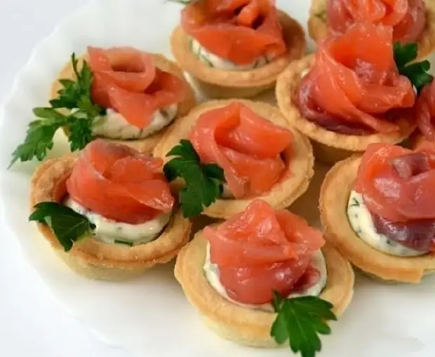 Салмоноор дүүргэсэн богино царцдастай tartlets - баярын ширээн дээр дуртай