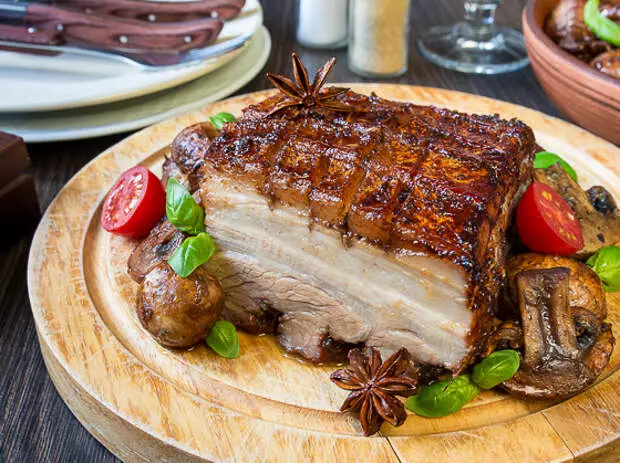 Gebackener Schweinebauch in einer aromatisierten chinesischen Mischung "5 Gewürze"