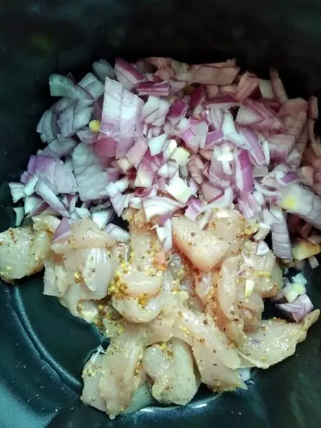 Guisado ao estilo country com frango e linguiça