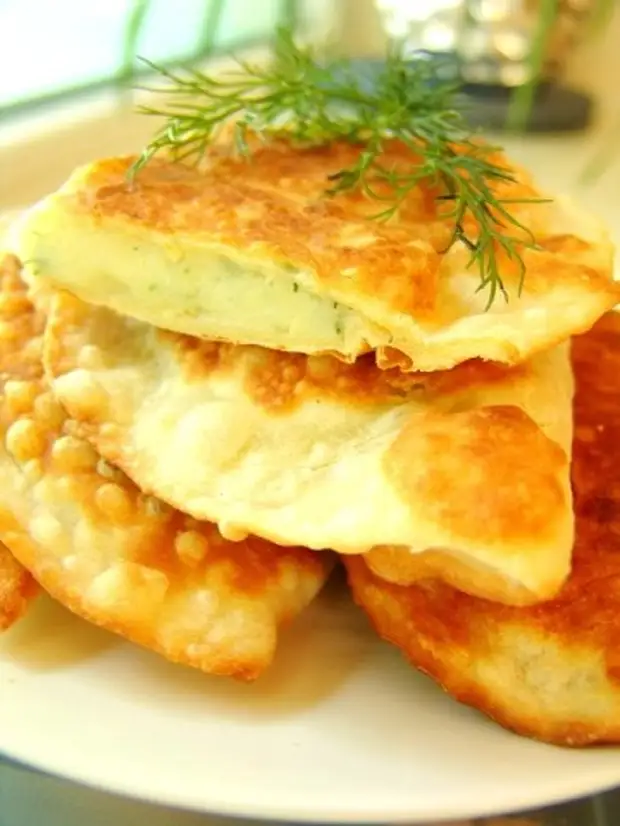 Chebureks auf Kefir mit Kartoffeln und Käse - lassen Sie sich köstlich verwöhnen!