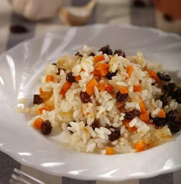 Pilaf pẹlu ẹfọ ati raisins