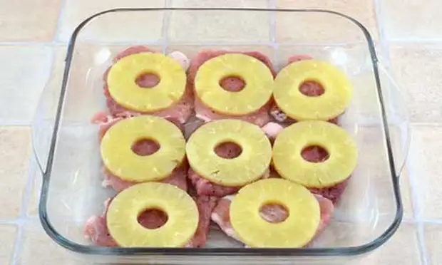 Ant mėsos uždėkite ananasų