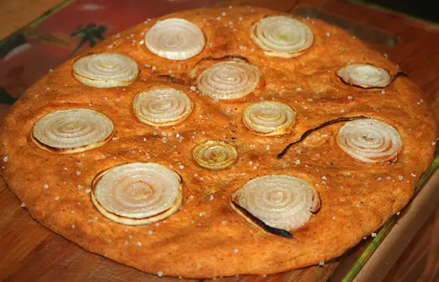 Fladenbrot mit Zwiebeln, Paprika und Meersalz