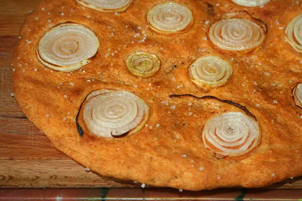 Fladenbrot mit Zwiebeln, Paprika und Meersalz