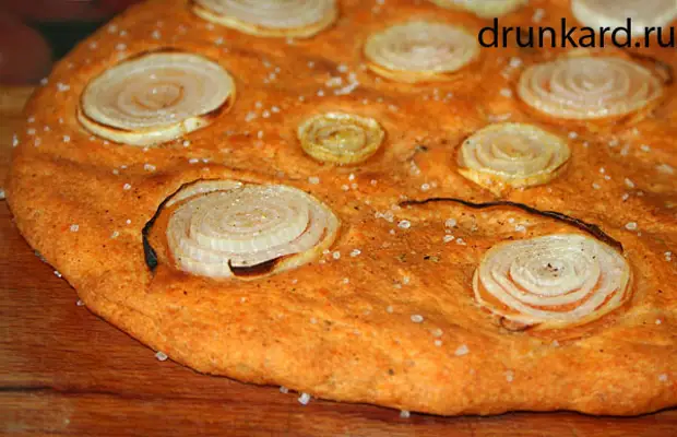 Fladenbrot mit Zwiebeln, Paprika und Meersalz