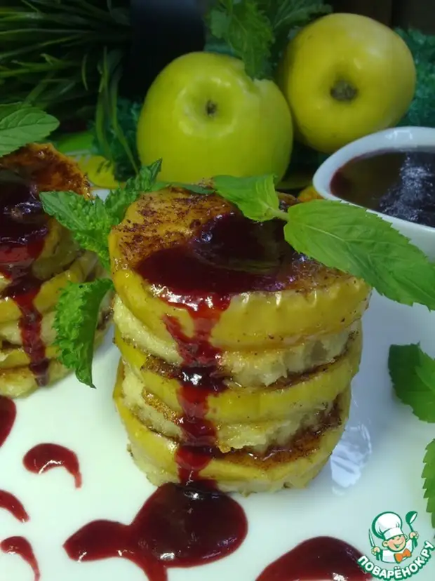 Krutonger med bakade äpplen och körsbärssås - helgfrukost