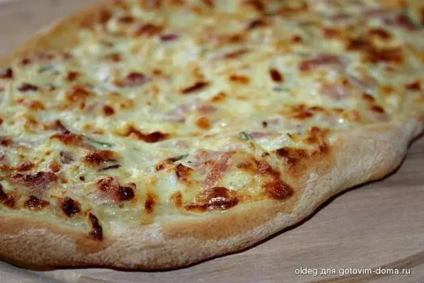 Fire paii pẹlu alubosa, ẹran ara ẹlẹdẹ ati ki o "Flammkuchen lati Alsace" warankasi