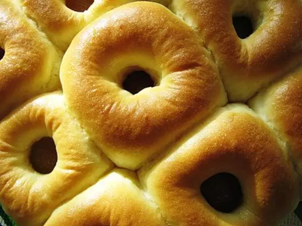 For young hostesses: how to make a good yeast dough and various sweets from it