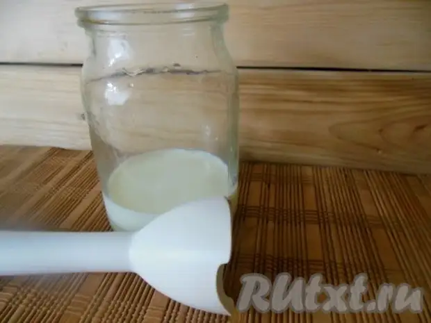 Hæld flormelis og vaniljesukker i en liters krukke, hæld kold mælk.