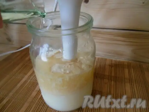 Pisk mælk og sukker med en stavblender. Tilsæt derefter mælkepulver til glasset, pisk med en blender, indtil det er glat. Fortsæt med at slå, tilsæt vegetabilsk olie i en tynd stråle. I processen med at slå vil massen gradvist tykne (dette vil tage 1-2 minutter).
