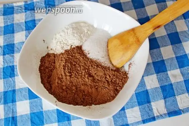 Rør tørre ingredienser: mel, sukker og kakaopulver.