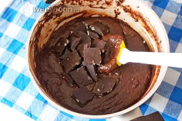 Fjern fra varmen og tilsæt straks den hakkede chokolade og rør til en jævn masse.