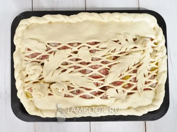 Decorate with flowers and dough leaves