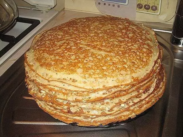 Li-pancake tsa custard ka kefir "Vologda lace"