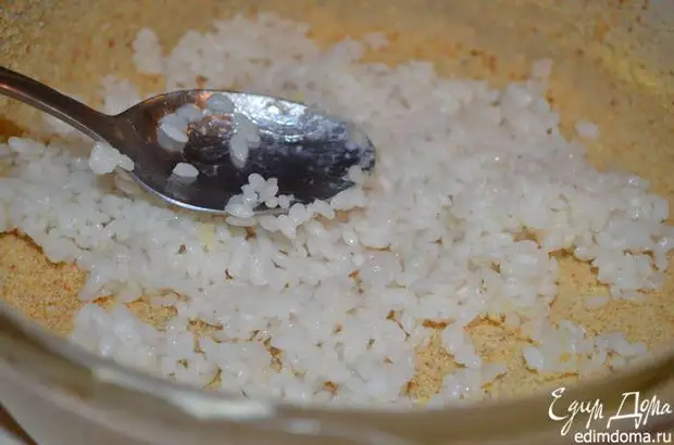 Casserole na may mga bola ng manok sa isang unan ng mga gulay at kanin