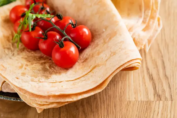 pita bread with tomatoes photo