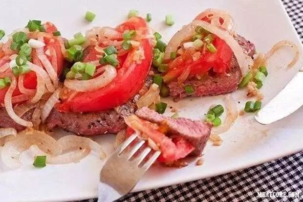 Yangi pomidor bilan suvli Meksika biftek