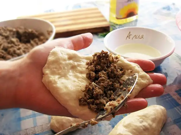 Célèbres tartes au foie d'Orsk à base de pâte