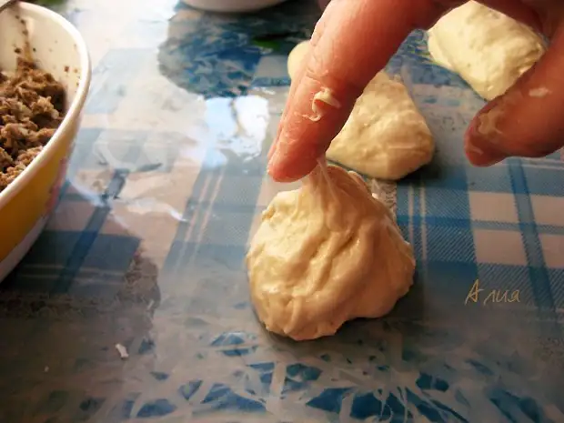 Célèbres tartes au foie d'Orsk à base de pâte