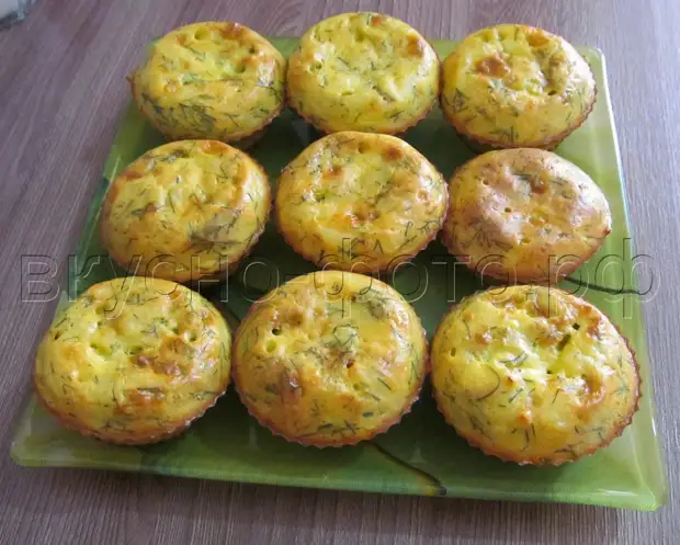 Cuku muffins da aka sarrafa tare da ganye