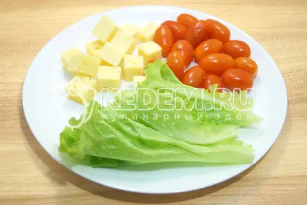 Basuh dan keringkan tomato dan salad. Potong keju menjadi kiub.