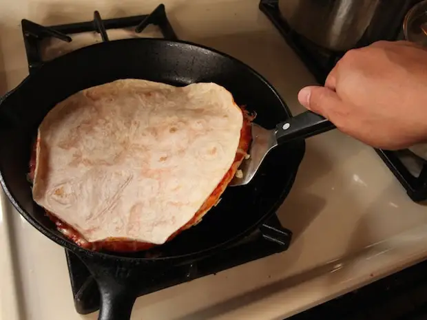 Une recette express pour une délicieuse pizza à partir de 3 ingrédients - 10 minutes et le plat est prêt !