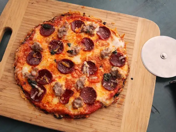 Ntụziaka a na-egosipụta maka pizza na-atọ ụtọ site na ihe oriri 3 - nkeji 10 na efere dị njikere!