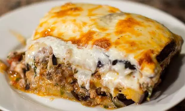 Moussaka kevçîyek Yewnanî ye. Xwarinek havînê ku qet aciz nabe!