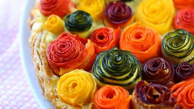 Пиріг із трояндочками з овочів - неймовірно, але приготувати його дуже просто!