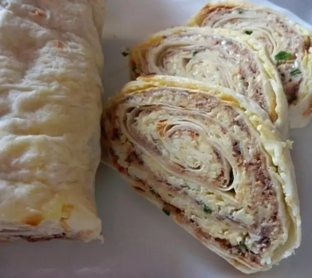 Lavash roll dengan dada ayam, salmon atau tuna