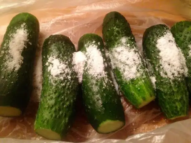 Da sauri pickled cucumbers a cikin jaka