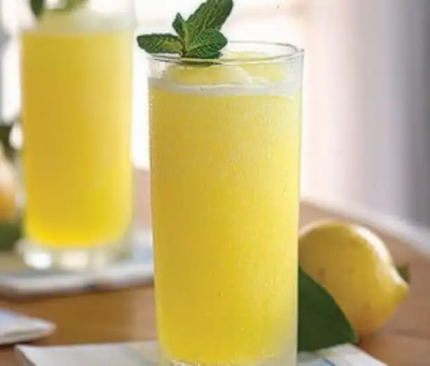 A limonada caseira refrescará e encherá de saúde