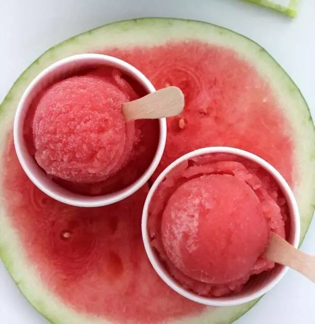 7 geweldige resepten foar gerjochten fan watermeloen - sûn en ongelooflijk lekker!