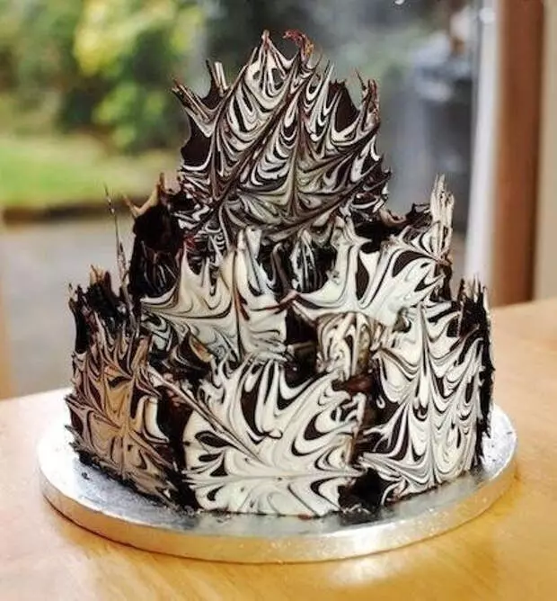Hogyan díszítsük gyönyörűen a tortát csokoládémintákkal: mesterkurzus